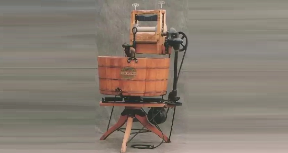 The first washing machine in the world: when it appeared, who invented it